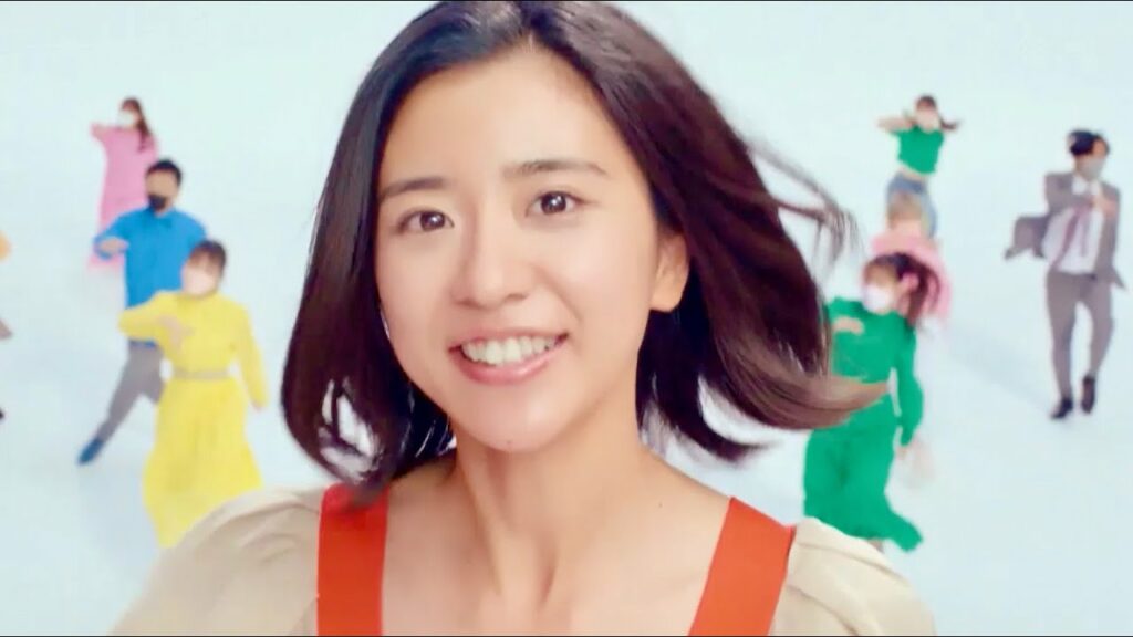 「ちむどんどん」の黒島結菜、ポップなダンスで元気娘／iSDGマスクCM＋メイキング＋インタビュー - wakatech.jp