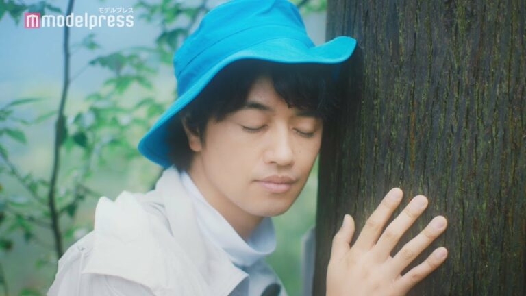 斎藤工、森で癒やされる 新CM「読売新聞 タクミ読売の森」編 - wakatech.jp